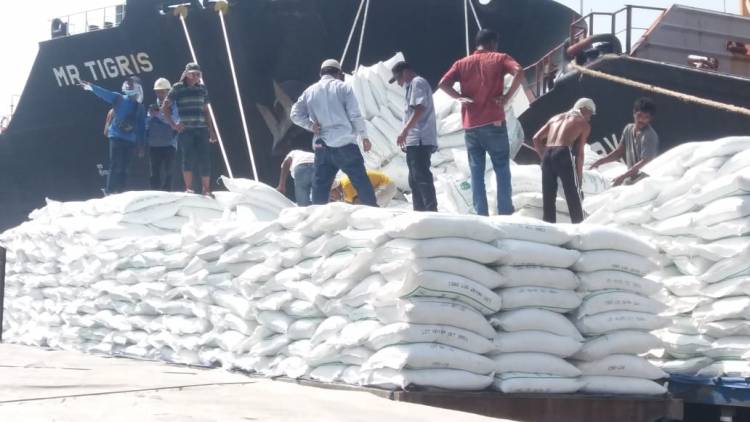 Gula import Asal Negara India Tiba di Pelabuhan Belawan
