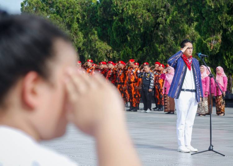 Kenakan Baju Khas Maluku, Rico Waas Pimpin Upacara Ziarah Rombongan ...