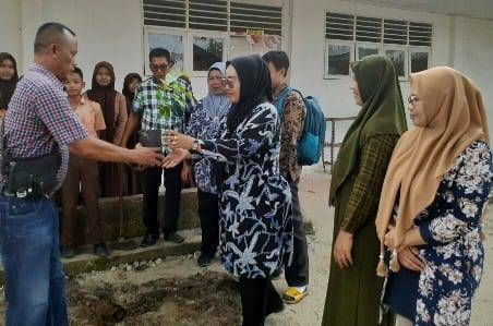 Guru dan Orang Tua Murid SD Negeri 5 Rantau Utara Tanam Pohon Buah-buahan