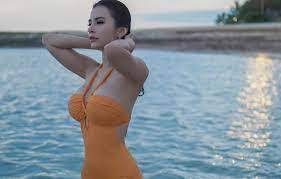 Duduk di Tepi Kolam Renang, Pose Maria Vania Seksi Maksimal, Naganya Bikin Salfok