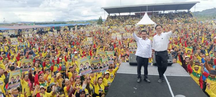 Massa Birma-Erwin Bertahan Saat Hujan Kampanye di Lapangan Simangaronsang