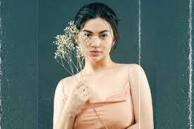 Tampil Elegan Kenakan Kemben Dress dengan Untaian Bunga, Potret Ariel ...