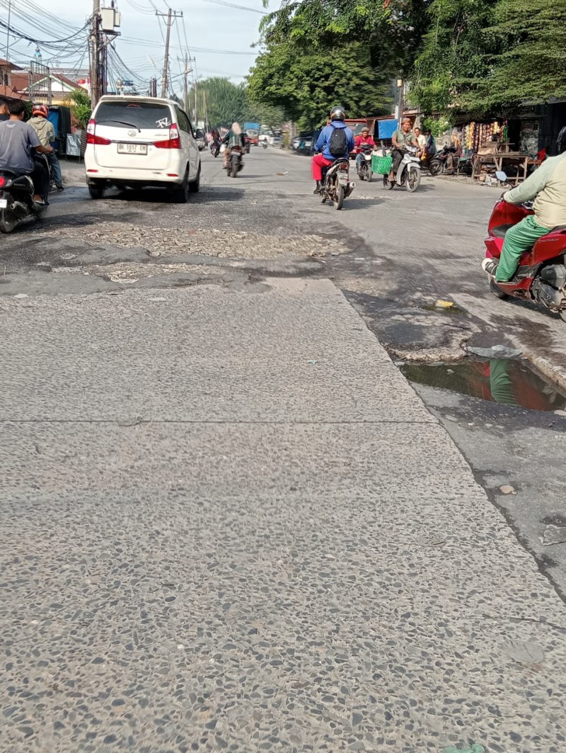 Jalan Rusak dan Banjir Langganan di simpang Kantor Medan Labuhan, Warga ...
